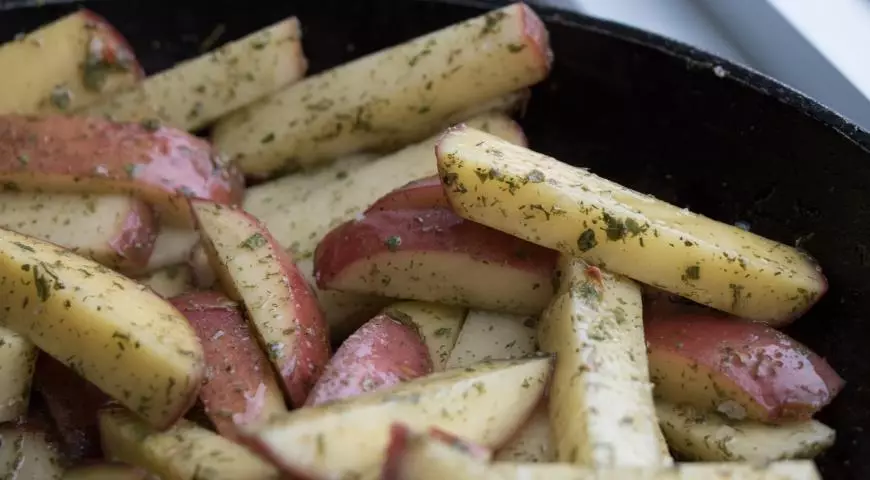 Preparing spicy potatoes