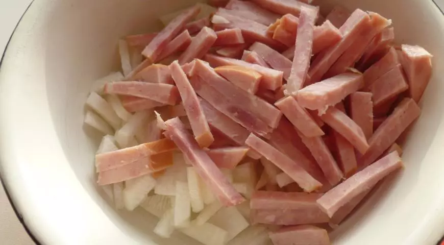 Cortar o xamón para cociñar a ensalada