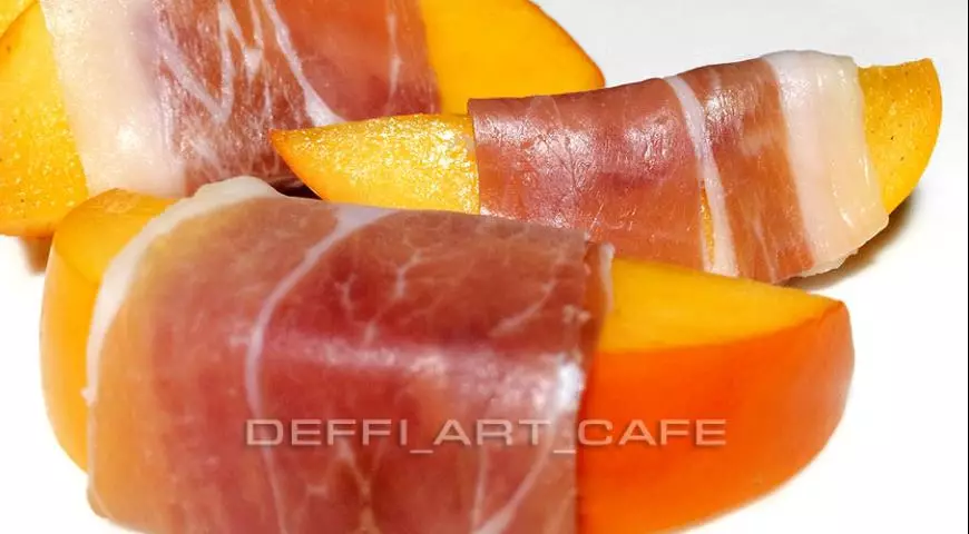 Come cucinare cachi, prosciutto e noci