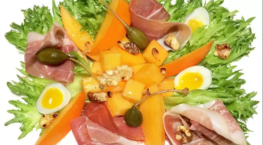 Decorare le uova di persimmune, prosciutto e quaglia