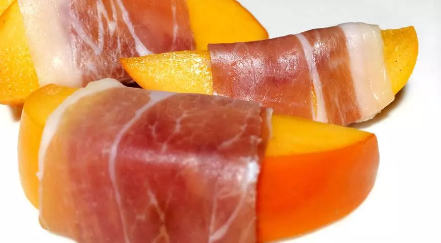 Persimmon, Prosciutto နှင့်အခွံမာသီးအဆင်သင့်ဖြစ်ပြီ