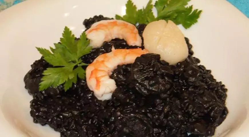 Risotto karo cracatian tinta, udang lan scallops, resep langkah-langkah kanthi foto