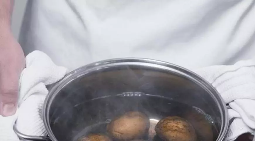 Foto recept na vaření: salát s uzeným kuřecím masem a brambory, krok číslo 1