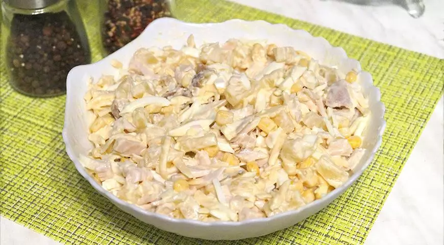 Salad karo pitik sing ngrokok lan nanas, resep-resep langkah-langkah karo foto