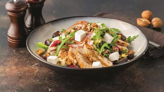 Salad dengan panggangan ayam dan anggur, resep langkah demi langkah dengan foto