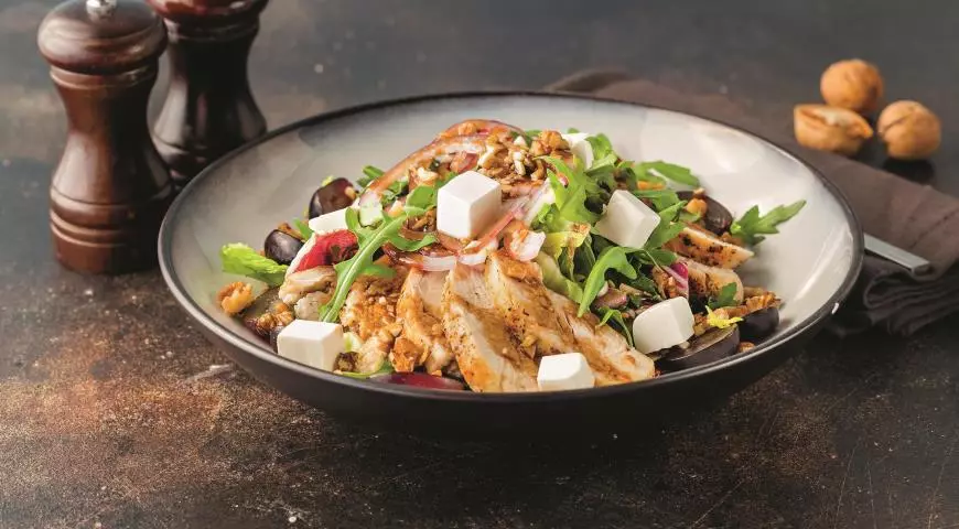 Salad gà nướng và nho