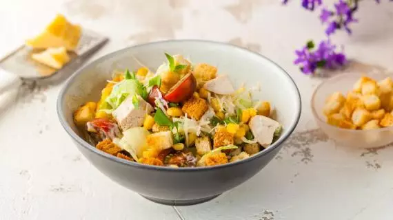 Salad ayam dengan tomat dan ganti krim, resep langkah demi langkah dengan foto