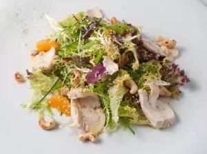 Salad dengan fillet ayam dan mandarin, resep langkah demi langkah dengan foto