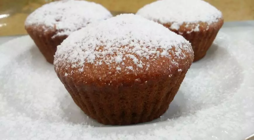 砂糖の粉を振りかけた冷却された蜂蜜ケーキ