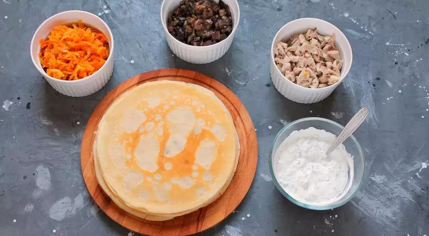 Stock Foto varenie recept: palacinka tortu s kuracím mäsom a hubami, krok číslo 8