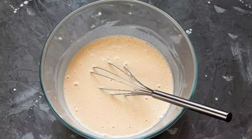 Stock Foto varenie recept: palacinka tortu s kuracím mäsom a hubami, krok číslo 2