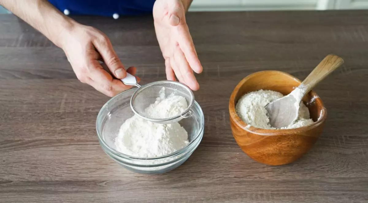 Les muffins sont simples dans les moules, la farine demander le sel avec du sel