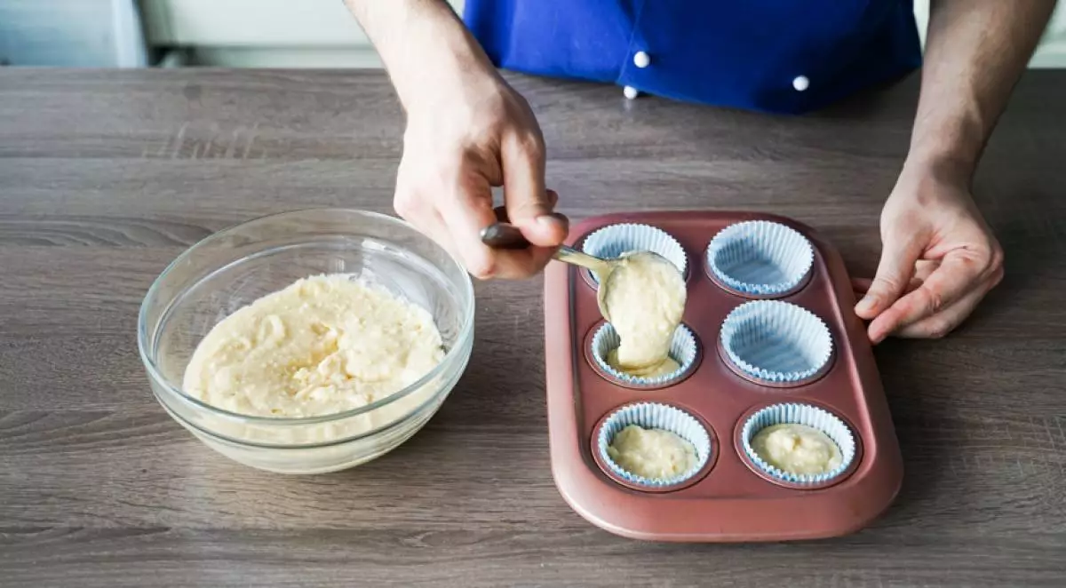 Muffins sú jednoduché vo foriem, šíriť cesto pomocou foriem