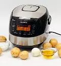 Stock Foto Cooking COUPE: Potato Diani နှေးနှေးသောချက်ပြုတ်စက်ဖြင့် Potato Diani