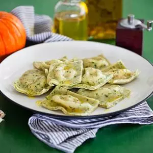 Green ravioli na may pumpkin pagpuno sa isang mabagal na kusinilya, step-by-step recipe na may mga larawan