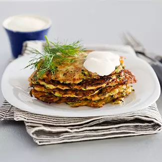 Dranians mula sa Zucchini sa isang mabagal na kusinilya, step-by-step recipe na may mga larawan