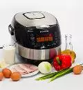 Stock Foto Recette de cuisson: omelette avec jambon et légumes dans une cuisinière lente, étape numéro 1
