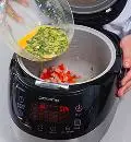 |免版税照片烹饪食谱：煎蛋卷用火腿和蔬菜在慢炖锅里，第3步一步