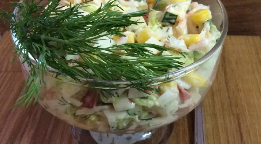 Maak krab salade mayonaise en specerijen