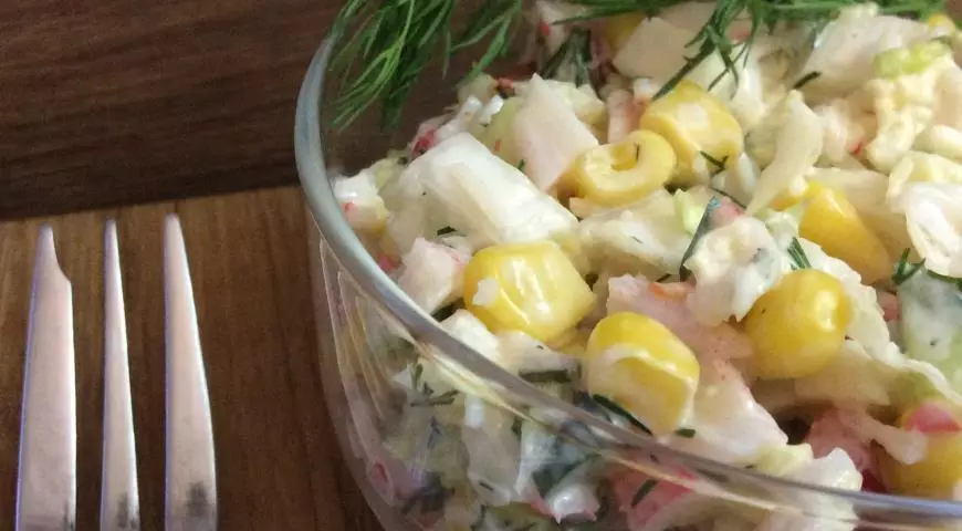 Hoe zachte krabsalade te koken