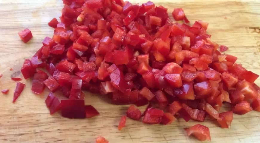 Cut cubes Bulgarian pepper, add to corn