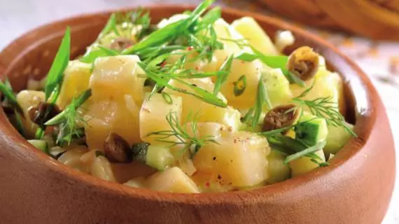 Ensalada de pataca quente con pepinos e alcaparras, receita paso a paso con fotos