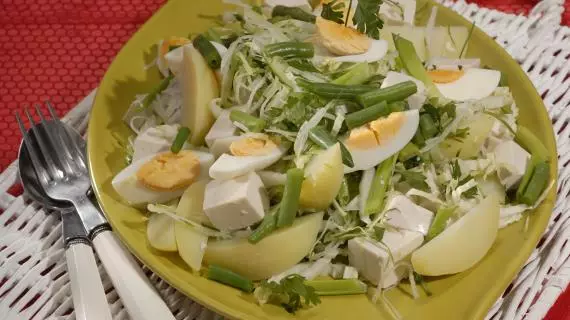 Salad llysiau gyda chnau daear, rysáit gam-wrth-gam gyda lluniau