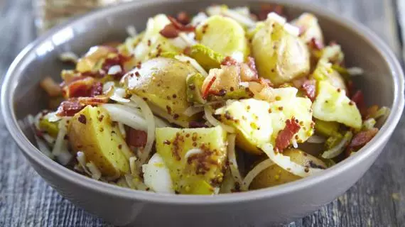 Salad tatws Americanaidd clasurol, rysáit cam-wrth-gam gyda lluniau