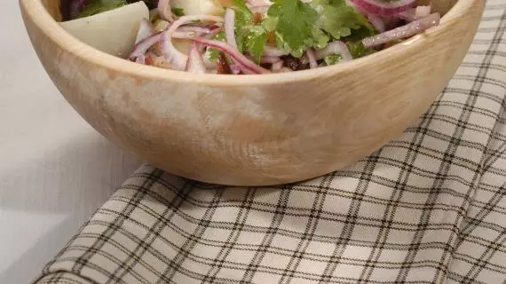 Ensalada de pataca con arco vermello e touciño, receita paso a paso con fotos