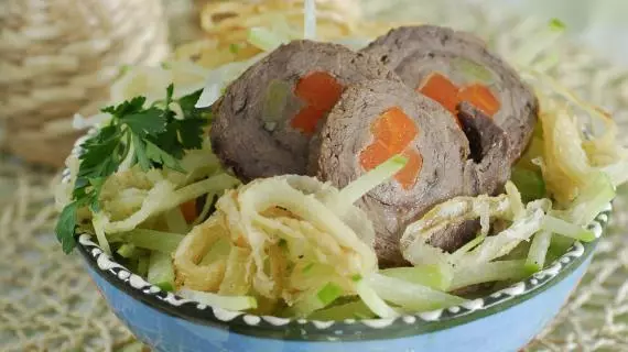 Salad Uzbekistan gyda rholyn cig eidion, rysáit cam-wrth-gam gyda lluniau