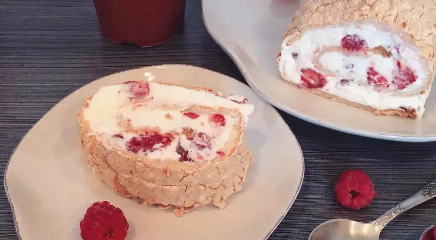 Meringue roll nga adunay mga lab-as nga berry