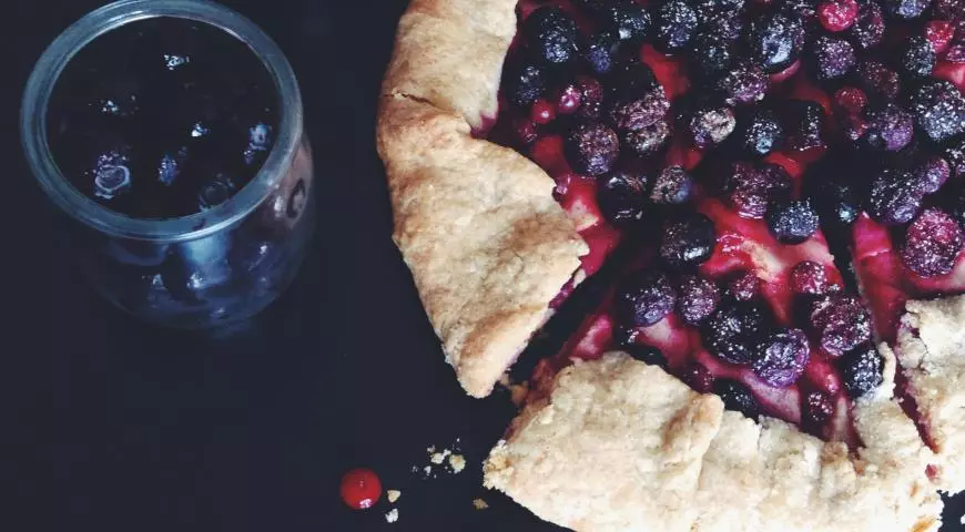 Galeta s jablkami, čerešňami, čučoriedkami a brusnics, krok za krokom recept s fotografiami