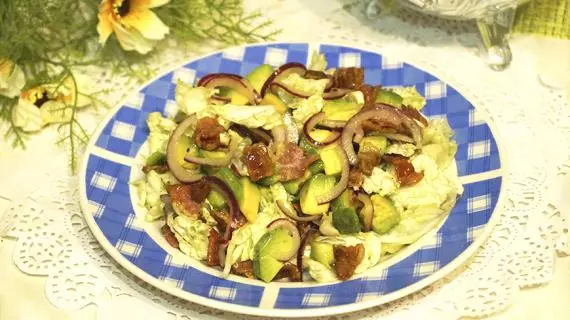 Ensalada con aguacate, receita paso a paso con fotos