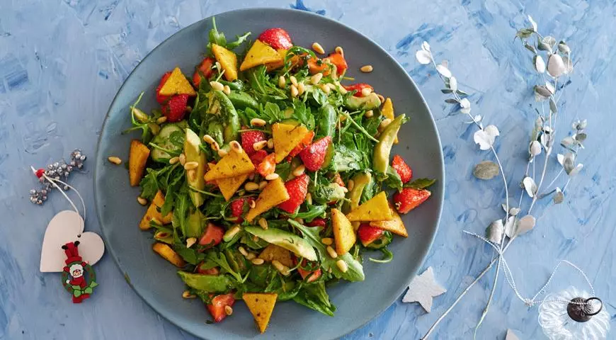 Salad alpukat nganggo stroberi lan crouton saka serbuk sari