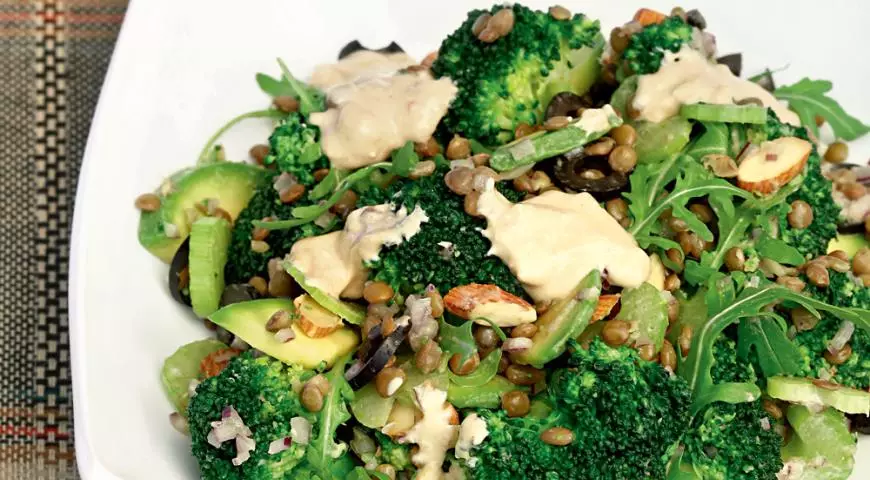 Ensalada de brócolis con lentellas, receita paso a paso con fotos