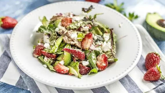 Ensalada verde con pato, amorodo e aguacate, receita paso a paso con foto