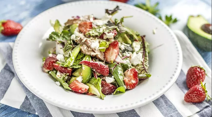 Salad ijo nganggo bebek, strawberry lan alpukat