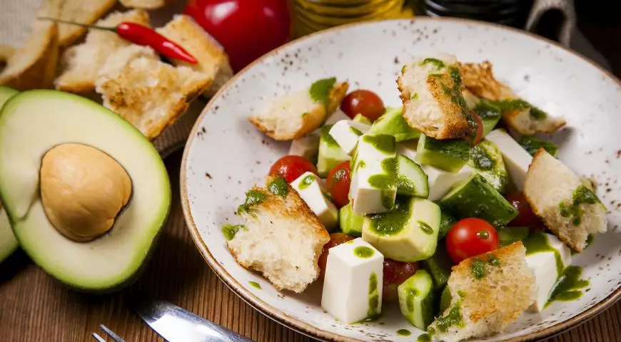 Entsalada aguakatearekin, tofu eta errusiar pestoarekin, pausoz pauso errezeta argazkiekin