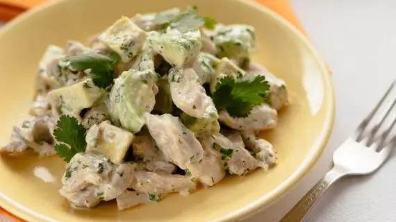 Ensalada con aguacate e polo, receita paso a paso con fotos