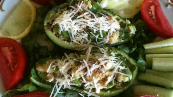 Ensalada de César en Barcos de aguacate, receita paso a paso con fotos