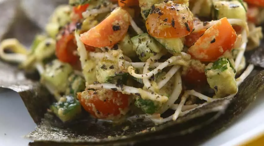 Ensalada con aguacate e brotes, receita paso a paso con fotos