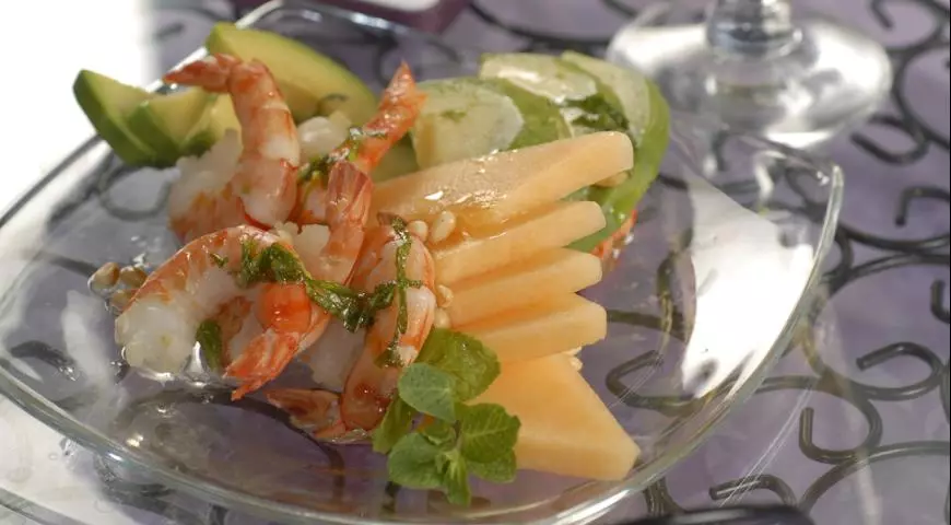 Melon, avocado na saladi ya shrimp.