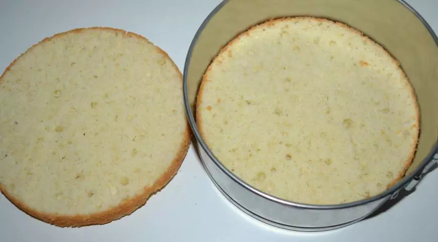 Paruoštas sausainis supjaustytas į 2 dalis putų tortą