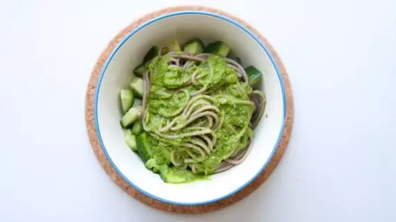 Macarrão SOB com molho verde, receita passo a passo com fotos