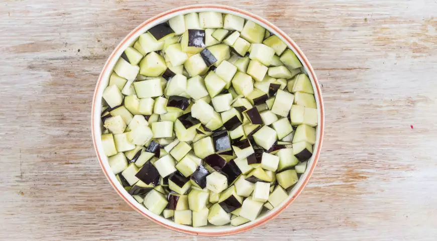 Bitter von der Aubergine brennen, gießen Sie sie mit Wasser mit Salz