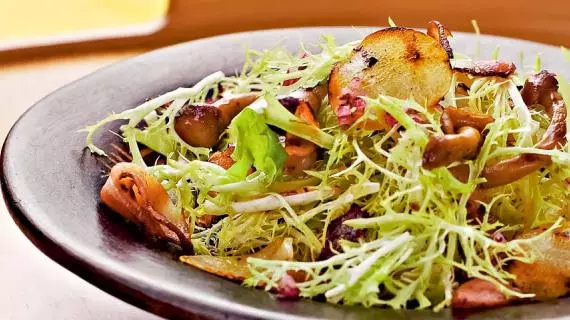 Ensalada de seta del bosque caliente cálido y frieze, receta paso a paso con fotos