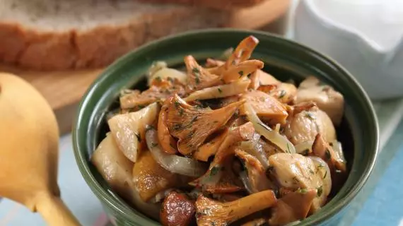 Salad hangat cendawan hutan, resipi langkah demi langkah dengan foto