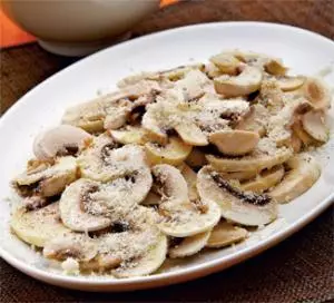 Salada de Champignon com queijo de ovelha, receita passo a passo com fotos