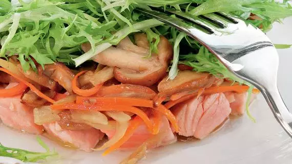 Salad na-ekpo ọkụ na Mpekere salmọn na olu ọcha, usoro nzọụkwụ nzọụkwụ na foto