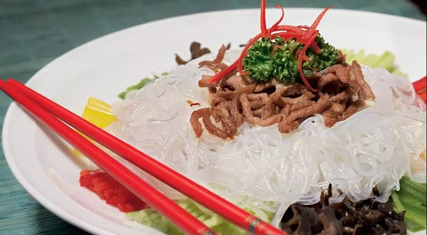 Salada "fen su" de um macarrão de arroz fino, receita passo a passo com uma foto